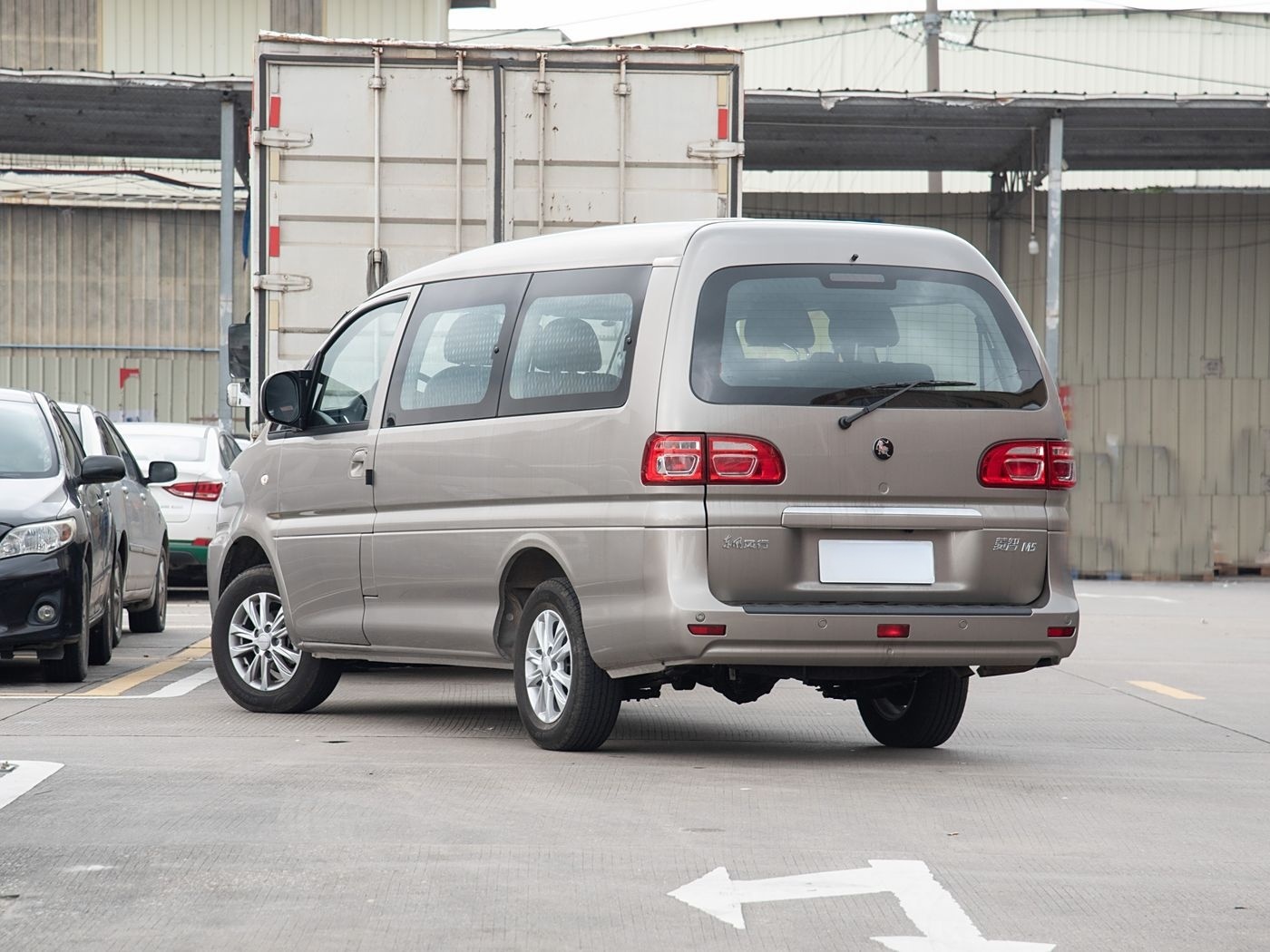 Dongfeng Fengxing New Luxury Mini Auto Van 11-Seats MPV Lingzhi M3 1.6L Turbo - KAMA Auto
